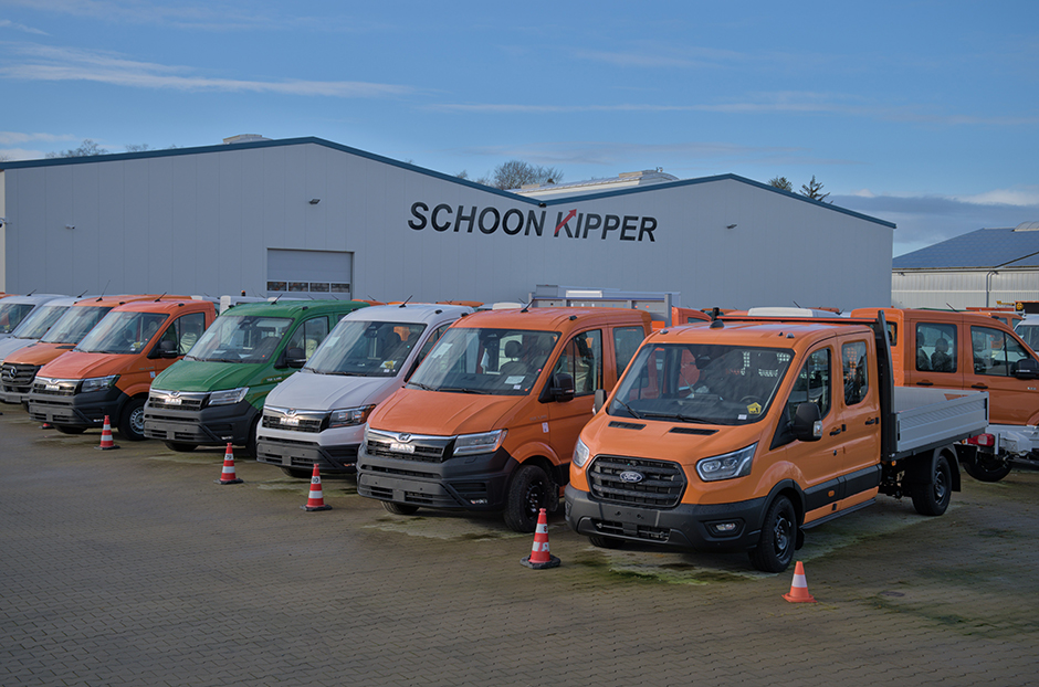 Schoon Pritsche mit Werkzeug- und Gerätekasten sowie Planen-Aufbau